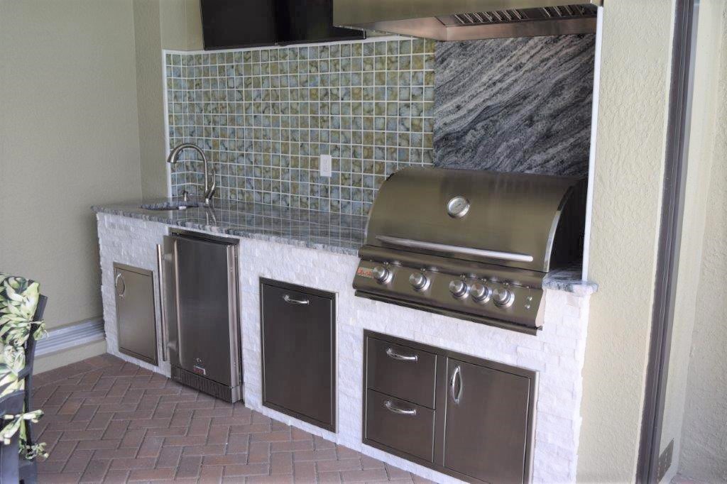 Arctic White Summer Kitchen - Elegant Outdoor Kitchens