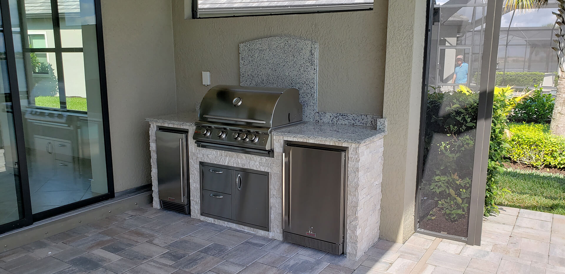 Small Barbecue Island, Big Features - Elegant Outdoor Kitchens