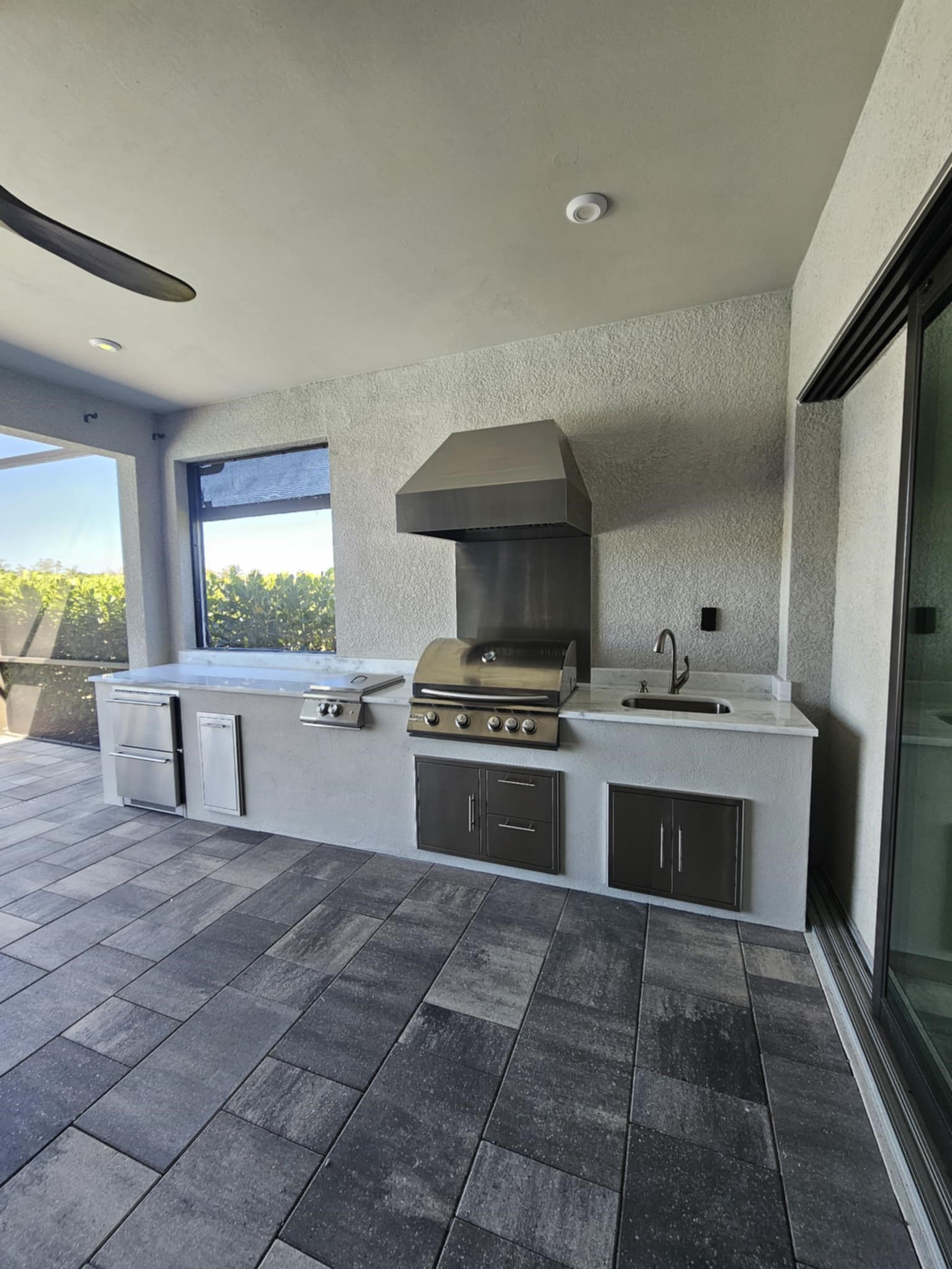 A Stunning Outdoor Kitchen in Esplanade Lake Club - Elegant Outdoor ...