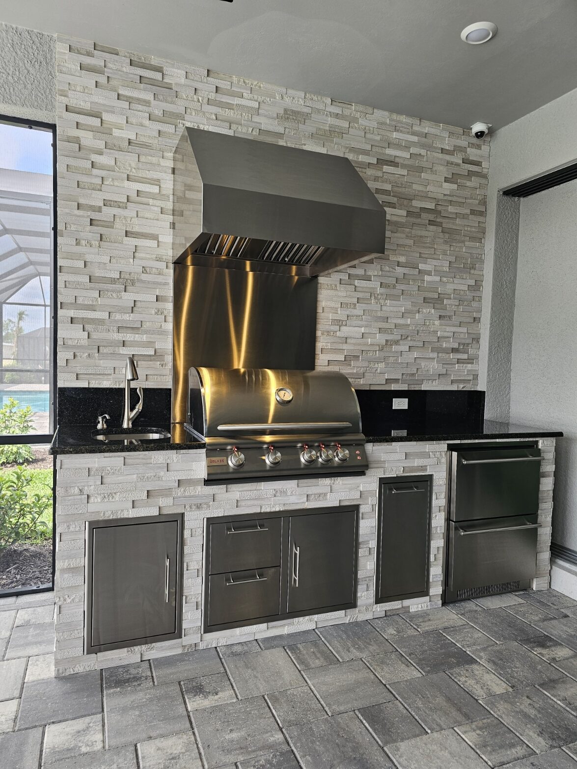 Timeless Coastal Design with White Oak Stacked Stone