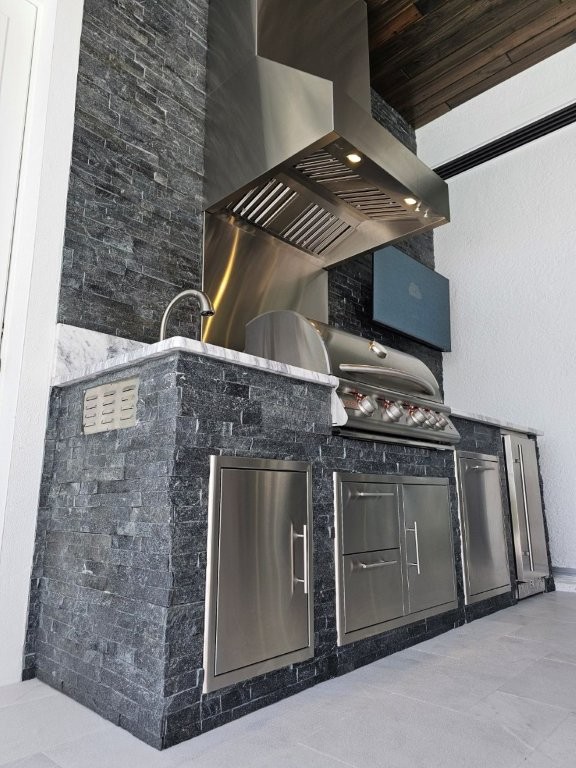 Custom Outdoor Kitchen with Premium Components & Finishes